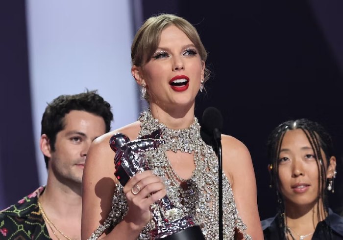 Taylor Swift announces her 10th new album 'Midnights' at MTV VMAs - Feature Weekly